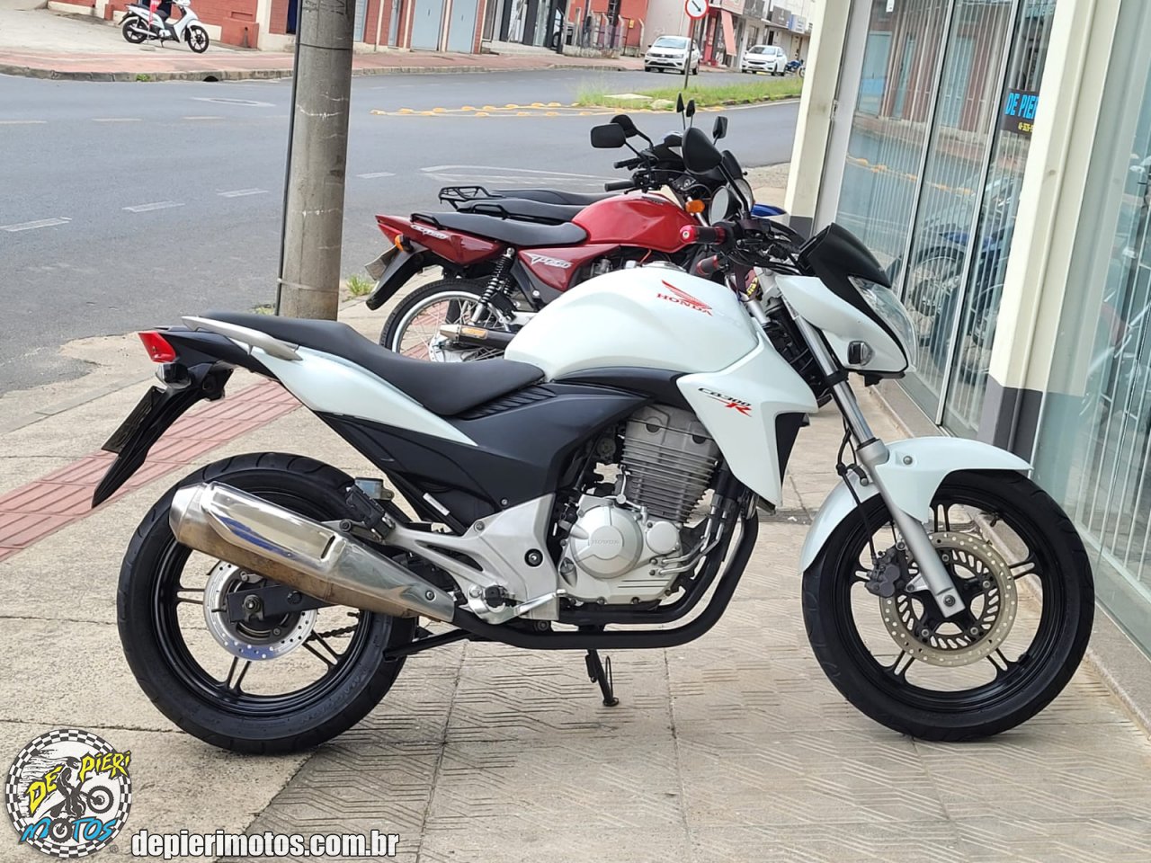 HONDA CB 300R | Ano: 2014 | R$13.500,00 | De Pieri Motos